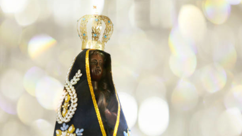 A história de Nossa Senhora Aparecida, a santa representada pela figura ...