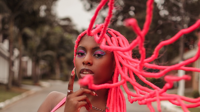 Mc Soffia lança single ‘Empoderada’ e recebe homenagem internacional
